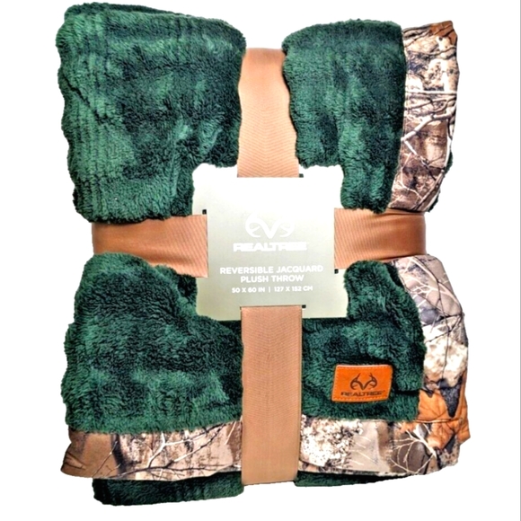 Realtree | Bedding | Realtree Reversible Jacquard Plush Throw | Poshmark